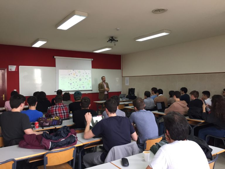 Los alumnos del Club de Informática asisten a una charla sobre la ...